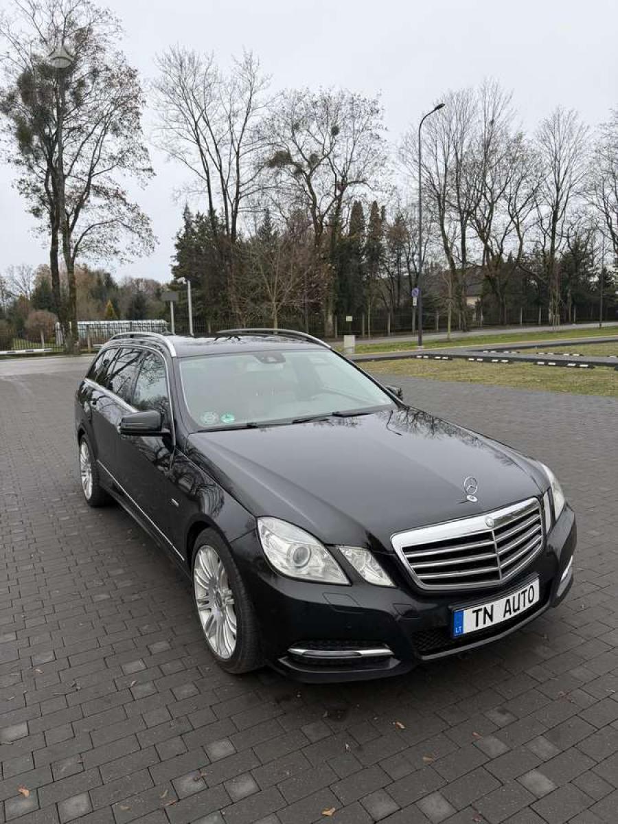 Black Mercedes-Benz E 350 2011 in Kaunas, with an engine capacity of 2.99 L and mileage of 310 thousand km for 5800 €, photo 2 on AUTOMOTO.COM.LV