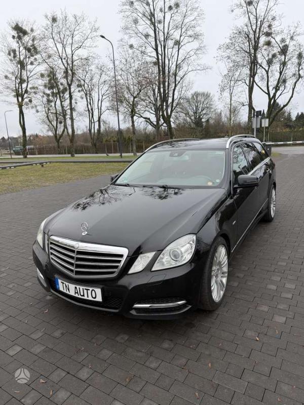 Melns Mercedes-Benz E 350 2011 Kauņa, ar dzinēja tilpumu 2.99 L un nobraukumu 310 tūkst. km par 5800 €, foto 4 vietnē AUTOMOTO.COM.LV
