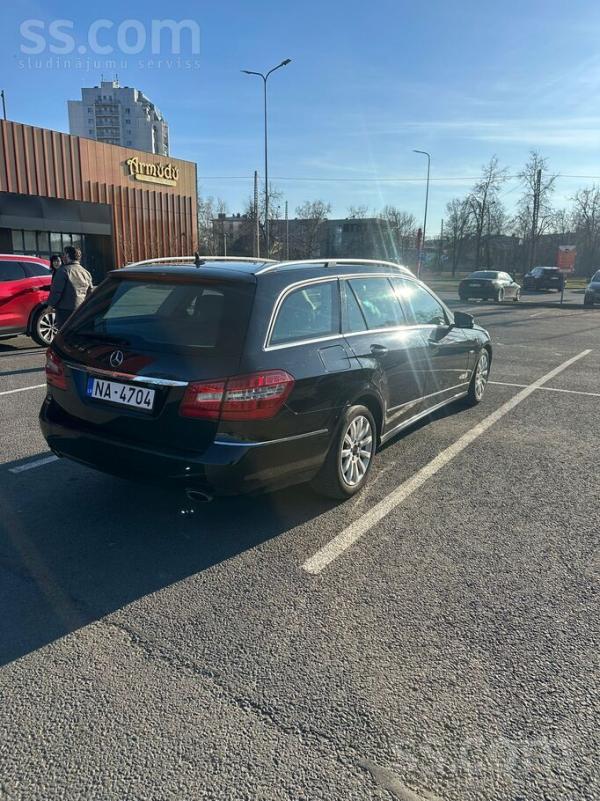 Black Mercedes-Benz E 350 2011 in Riga, with an engine capacity of 3.00 L and mileage of 297 thousand km for 7500 €, photo 4 on AUTOMOTO.COM.LV