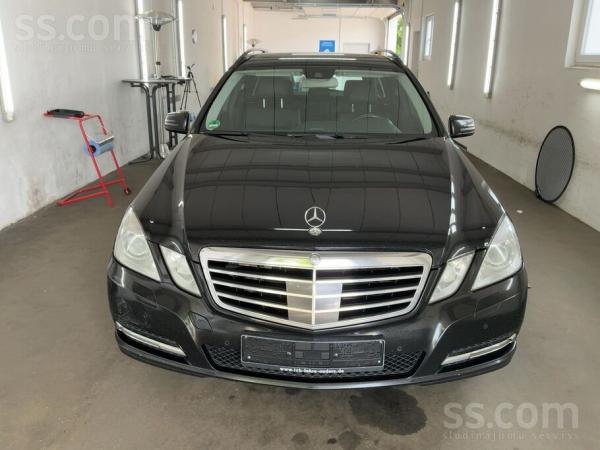 Черный Мерседес E 350 2011 в Рига, объемом двигателя 3.00 л и пробегом 441 тыс. км за 4850 €, фото 1 на AUTOMOTO.COM.LV