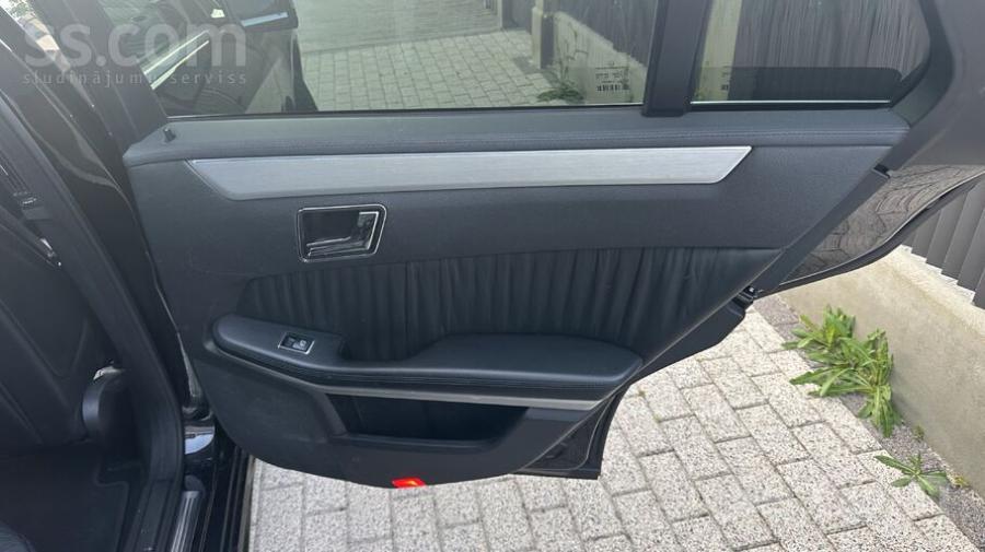 Melns Mercedes-Benz E 350 2011 Jūrmala, ar dzinēja tilpumu 3.00 L un nobraukumu 440 tūkst. km par 8000 €, foto 20 vietnē AUTOMOTO.COM.LV