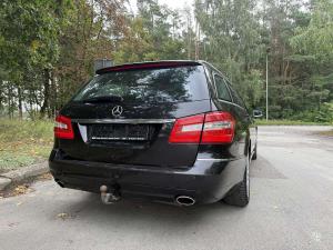 Black Mercedes-Benz E 350 2011 in Raseiniai, with an engine capacity of 3.00 L and mileage of 300 thousand km for 2950 €, photo 4 on AUTOMOTO.COM.LV