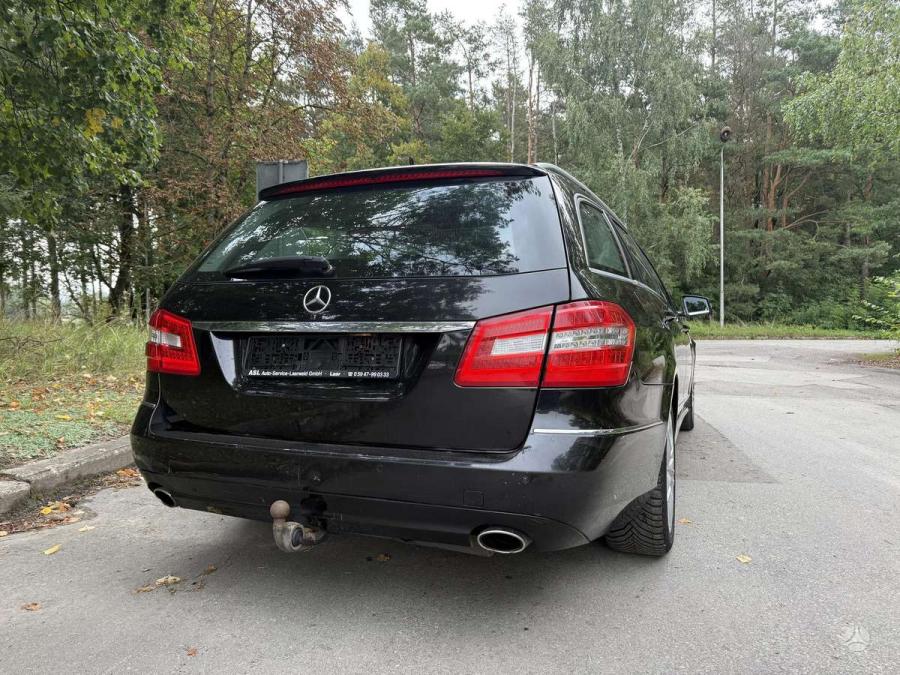 Black Mercedes-Benz E 350 2011 in Raseiniai, with an engine capacity of 3.00 L and mileage of 300 thousand km for 2950 €, photo 4 on AUTOMOTO.COM.LV