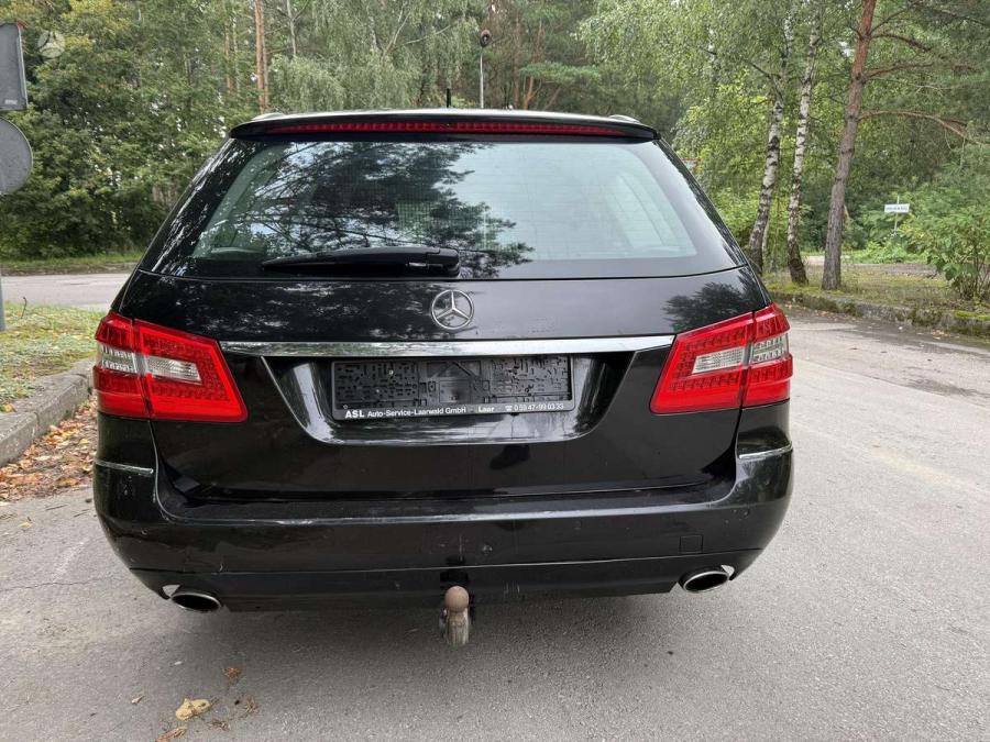 Black Mercedes-Benz E 350 2011 in Raseiniai, with an engine capacity of 3.00 L and mileage of 300 thousand km for 2950 €, photo 7 on AUTOMOTO.COM.LV