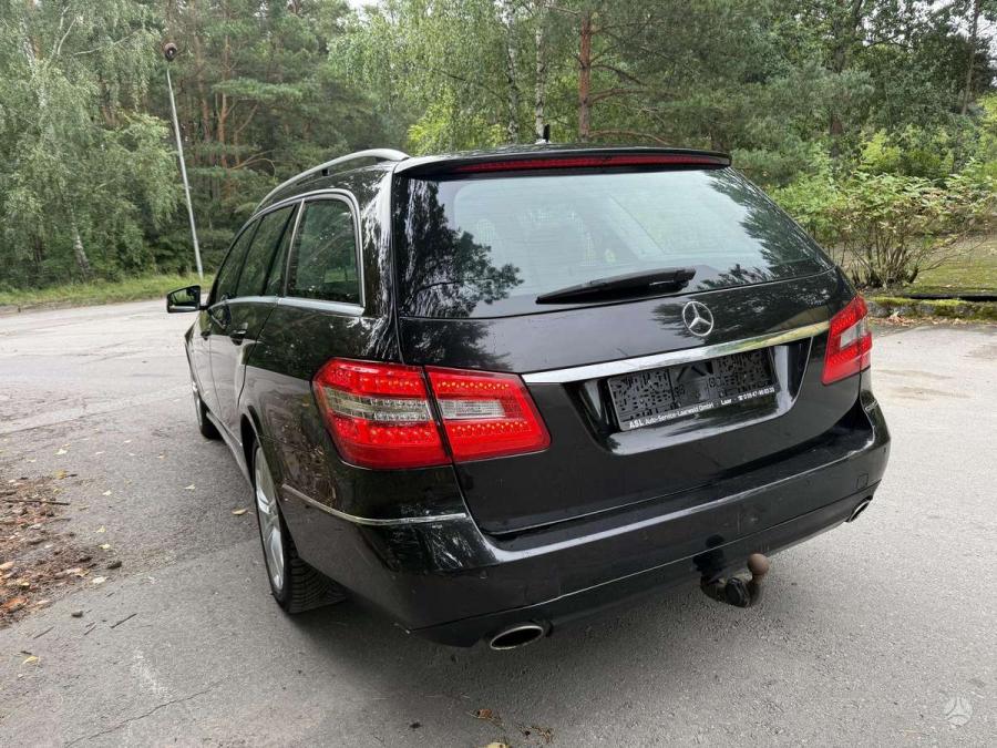 Black Mercedes-Benz E 350 2011 in Raseiniai, with an engine capacity of 3.00 L and mileage of 300 thousand km for 2950 €, photo 8 on AUTOMOTO.COM.LV
