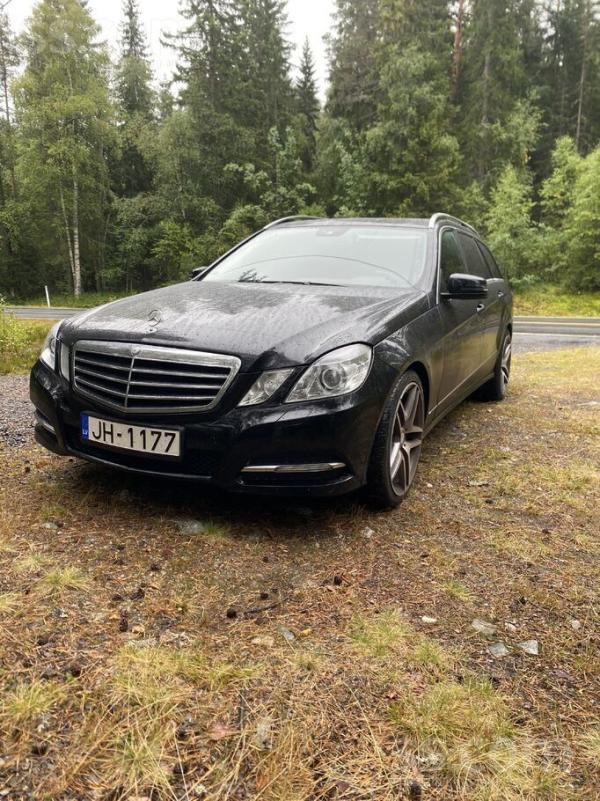 Black Mercedes-Benz E 350 2011 in Riga, with an engine capacity of 3.00 L and mileage of 498 thousand km for 6200 €, photo 3 on AUTOMOTO.COM.LV
