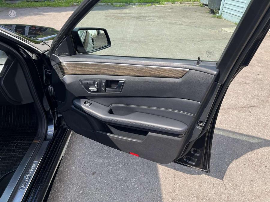 Melns Mercedes-Benz E 350 2014 Šauļi, ar dzinēja tilpumu 3.50 L un nobraukumu 92 tūkst. km par 17900 €, foto 26 vietnē AUTOMOTO.COM.LV