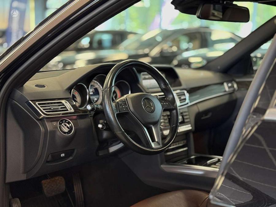 Melns Mercedes-Benz E 350 2014 Klaipėda, ar dzinēja tilpumu 2.99 L un nobraukumu 306 tūkst. km par 12900 €, foto 14 vietnē AUTOMOTO.COM.LV