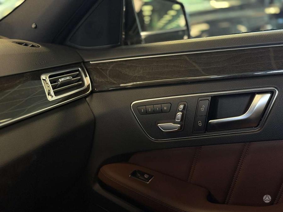 Melns Mercedes-Benz E 350 2014 Klaipėda, ar dzinēja tilpumu 2.99 L un nobraukumu 306 tūkst. km par 12900 €, foto 20 vietnē AUTOMOTO.COM.LV