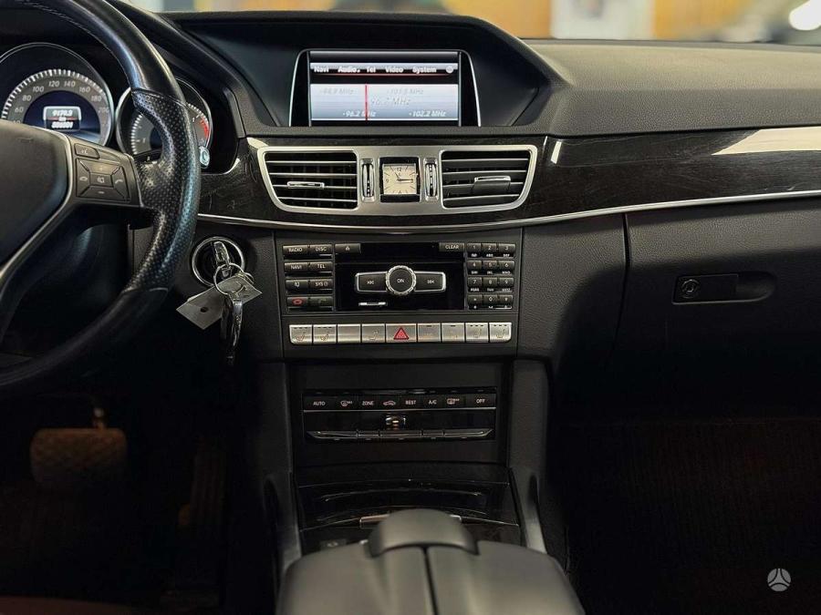 Melns Mercedes-Benz E 350 2014 Klaipėda, ar dzinēja tilpumu 2.99 L un nobraukumu 306 tūkst. km par 12900 €, foto 37 vietnē AUTOMOTO.COM.LV