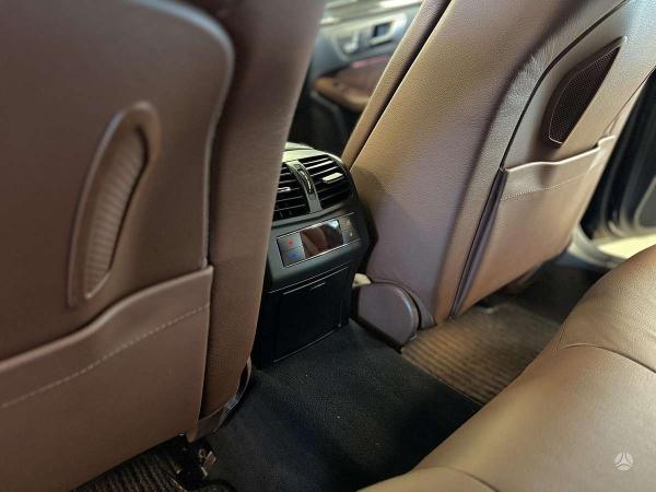 Melns Mercedes-Benz E 350 2014 Klaipėda, ar dzinēja tilpumu 2.99 L un nobraukumu 306 tūkst. km par 12900 €, foto 7 vietnē AUTOMOTO.COM.LV