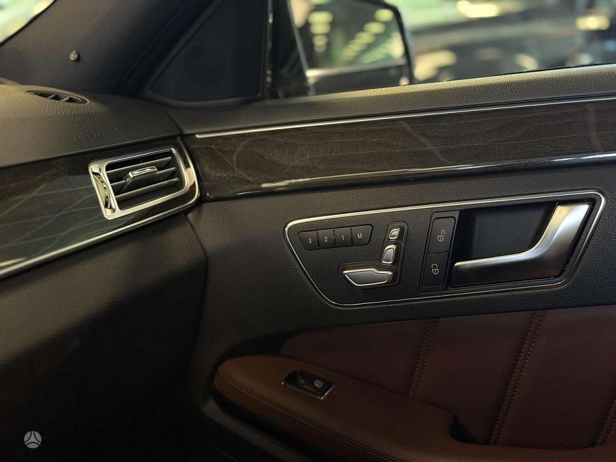 Black Mercedes-Benz E 350 2014 in Klaipeda, with an engine capacity of 2.99 L and mileage of 306 thousand km for 12900 €, photo 12 on AUTOMOTO.COM.LV