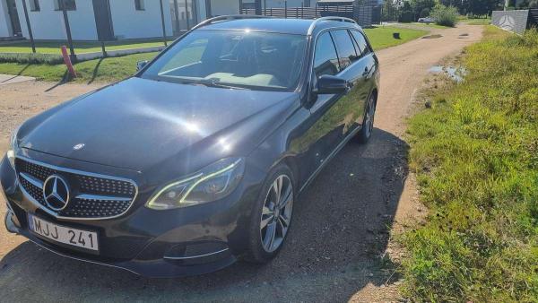 Black Mercedes-Benz E 350 2015 in Kaunas, with an engine capacity of 3.00 L and mileage of 350 thousand km for 9500 €, photo 3 on AUTOMOTO.COM.LV