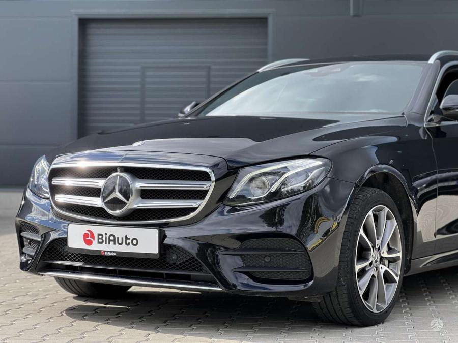 Black Mercedes-Benz E 350 2016 in Utena, with an engine capacity of 2.99 L and mileage of 249 thousand km for 15950 €, photo 5 on AUTOMOTO.COM.LV