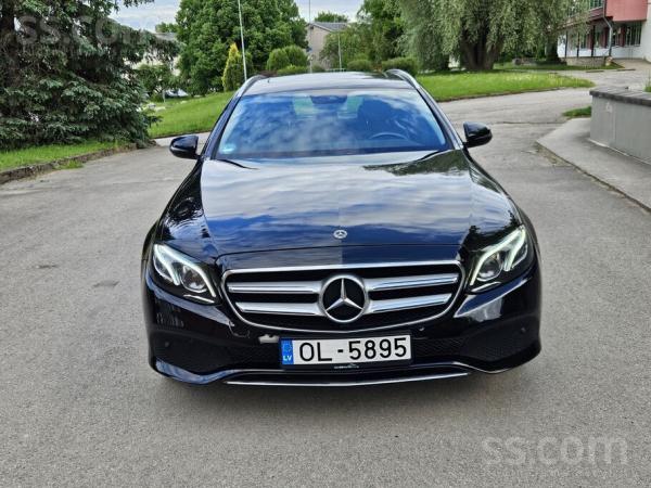 Black Mercedes-Benz E 350 2017 in Jekabpils, with an engine capacity of 3.00 L and mileage of 293 thousand km for 17990 €, photo 2 on AUTOMOTO.COM.LV