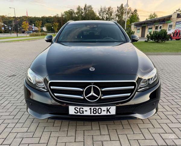 Black Mercedes-Benz E 350 2018 in Alytus, with an engine capacity of 2.99 L and mileage of 139 thousand km for 23550 €, photo 3 on AUTOMOTO.COM.LV