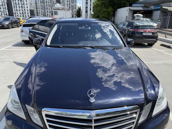 Blue Mercedes-Benz E 350 2009 in Vilnius, with an engine capacity of 2.99 L and mileage of 319 thousand km for 8500 €, photo 3 on AUTOMOTO.COM.LV