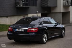 Zils Mercedes-Benz E 350 2010 Viļņa, ar dzinēja tilpumu 3.00 L un nobraukumu 399 tūkst. km par 8000 €, foto  vietnē AUTOMOTO.COM.LV