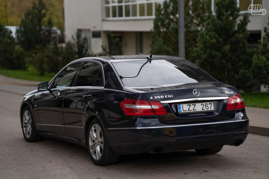Синий Мерседес E 350 2010 в Вильнюс, объемом двигателя 3.00 л и пробегом 399 тыс. км за 8000 €, фото 4 на AUTOMOTO.COM.LV