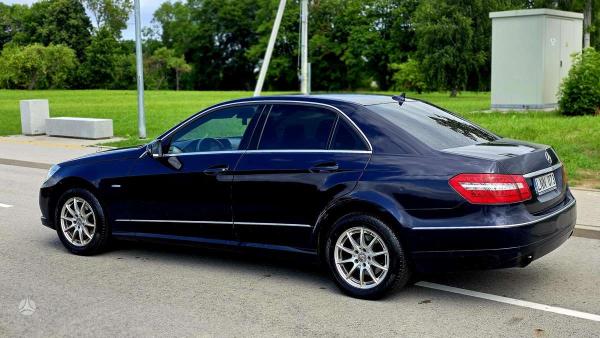 Blue Mercedes-Benz E 350 2010 in Siauliai, with an engine capacity of 2.99 L and mileage of 262 thousand km for 5900 €, photo 4 on AUTOMOTO.COM.LV