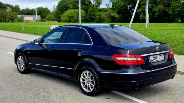 Blue Mercedes-Benz E 350 2010 in Siauliai, with an engine capacity of 2.99 L and mileage of 262 thousand km for 5900 €, photo 5 on AUTOMOTO.COM.LV