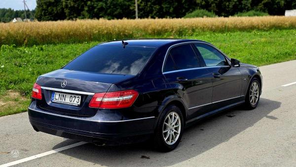 Blue Mercedes-Benz E 350 2010 in Siauliai, with an engine capacity of 2.99 L and mileage of 262 thousand km for 5900 €, photo 8 on AUTOMOTO.COM.LV