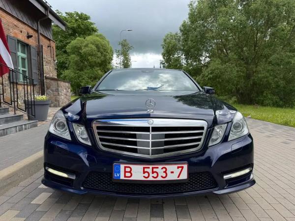 Blue Mercedes-Benz E 350 2011 in Rezekne, with an engine capacity of 3.00 L and mileage of 295 thousand km for 9490 €, photo 1 on AUTOMOTO.COM.LV