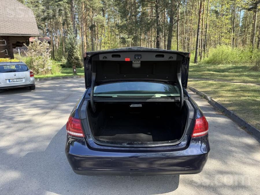 Blue Mercedes-Benz E 350 2013 in Riga, with an engine capacity of 3.00 L and mileage of 283 thousand km for 9998 €, photo 20 on AUTOMOTO.COM.LV