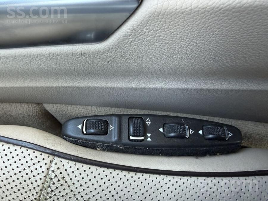 Zils Mercedes-Benz E 350 2013 Rīga, ar dzinēja tilpumu 3.00 L un nobraukumu 283 tūkst. km par 9499 €, foto 12 vietnē AUTOMOTO.COM.LV