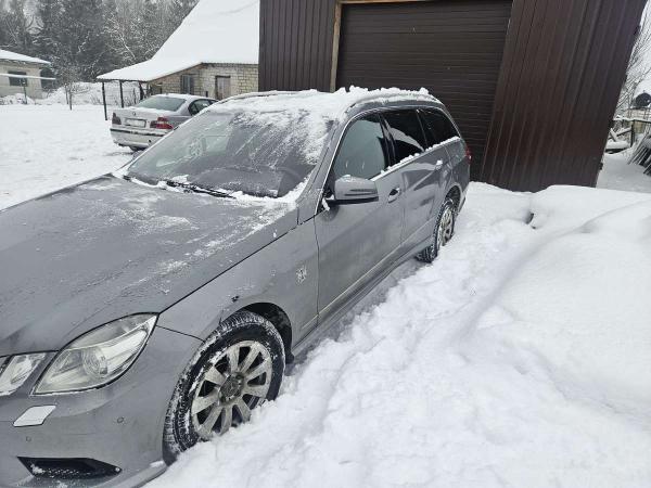 Blue Mercedes-Benz E 350 2011 in Sirvintos, with an engine capacity of 2.99 L and mileage of 400 thousand km for 4600 €, photo 3 on AUTOMOTO.COM.LV