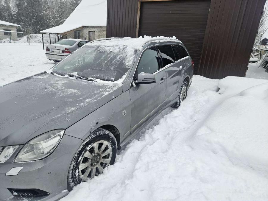 Zils Mercedes-Benz E 350 2011 Širvintos, ar dzinēja tilpumu 2.99 L un nobraukumu 400 tūkst. km par 4600 €, foto 3 vietnē AUTOMOTO.COM.LV
