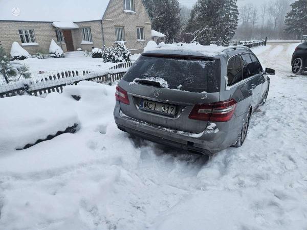 Blue Mercedes-Benz E 350 2011 in Sirvintos, with an engine capacity of 2.99 L and mileage of 400 thousand km for 4600 €, photo 4 on AUTOMOTO.COM.LV