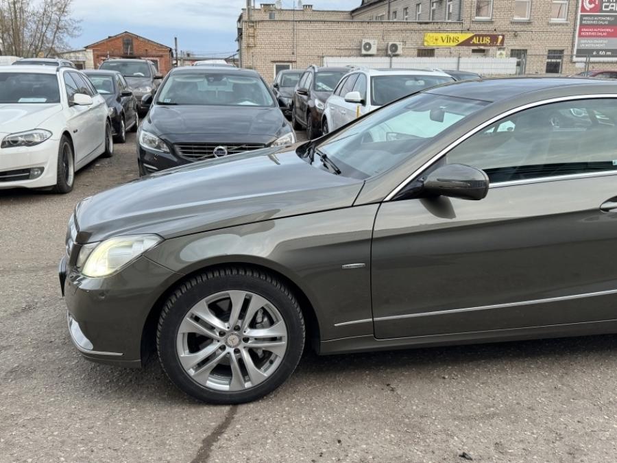 Brown Mercedes-Benz E 350 2009 in Riga, with an engine capacity of 3.00 L and mileage of 123 thousand km for 13500 €, photo 30 on AUTOMOTO.COM.LV