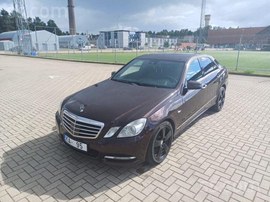Brown Mercedes-Benz E 350 2011 in Valmiera, with an engine capacity of 3.00 L and mileage of 390 thousand km for 7700 €, photo 3 on AUTOMOTO.COM.LV