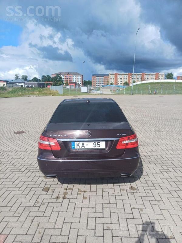 Brown Mercedes-Benz E 350 2011 in Valmiera, with an engine capacity of 3.00 L and mileage of 390 thousand km for 7700 €, photo 3 on AUTOMOTO.COM.LV