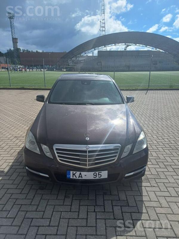 Brown Mercedes-Benz E 350 2011 in Valmiera, with an engine capacity of 3.00 L and mileage of 390 thousand km for 7700 €, photo 4 on AUTOMOTO.COM.LV