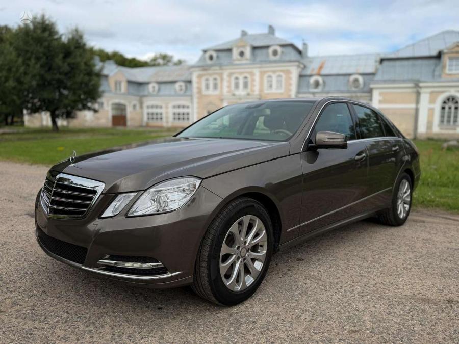 Brown Mercedes-Benz E 350 2013 in Vilnius, with an engine capacity of 3.50 L and mileage of 156 thousand km for 12900 €, photo 1 on AUTOMOTO.COM.LV