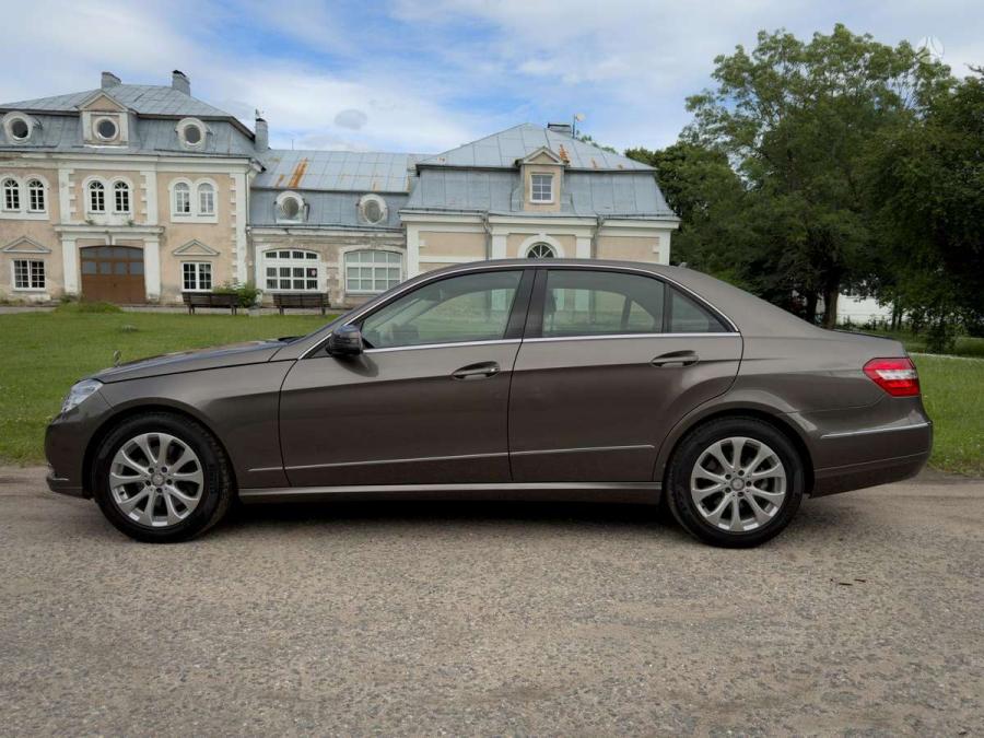 Brown Mercedes-Benz E 350 2013 in Vilnius, with an engine capacity of 3.50 L and mileage of 156 thousand km for 12900 €, photo 3 on AUTOMOTO.COM.LV