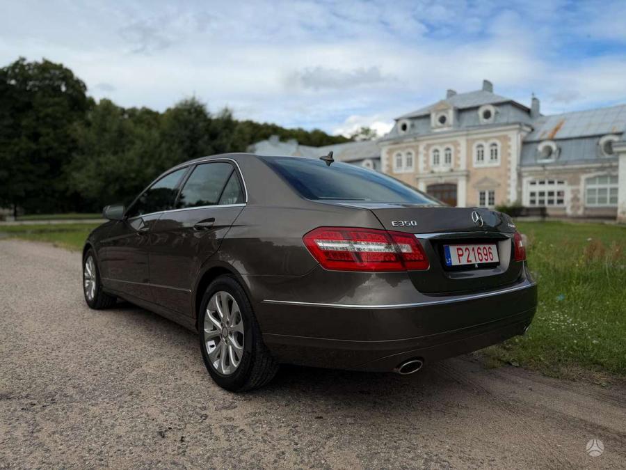 Brown Mercedes-Benz E 350 2013 in Vilnius, with an engine capacity of 3.50 L and mileage of 156 thousand km for 12900 €, photo 5 on AUTOMOTO.COM.LV