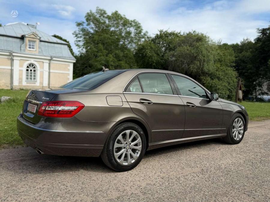 Brown Mercedes-Benz E 350 2013 in Vilnius, with an engine capacity of 3.50 L and mileage of 156 thousand km for 12900 €, photo 8 on AUTOMOTO.COM.LV