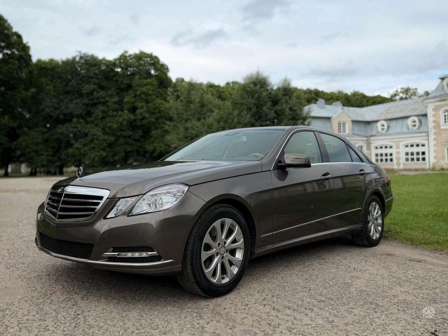 Brown Mercedes-Benz E 350 2013 in Vilnius, with an engine capacity of 3.50 L and mileage of 156 thousand km for 12900 €, photo 14 on AUTOMOTO.COM.LV