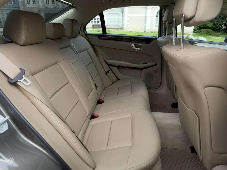 Brown Mercedes-Benz E 350 2013 in Vilnius, with an engine capacity of 3.50 L and mileage of 156 thousand km for 12900 €, photo 21 on AUTOMOTO.COM.LV