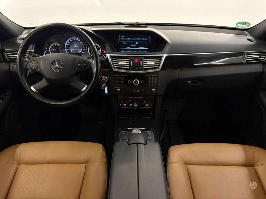 Brūns Mercedes-Benz E 350 2009 Marijampole, ar dzinēja tilpumu 2.99 L un nobraukumu 227 tūkst. km par 7850 €, foto 24 vietnē AUTOMOTO.COM.LV
