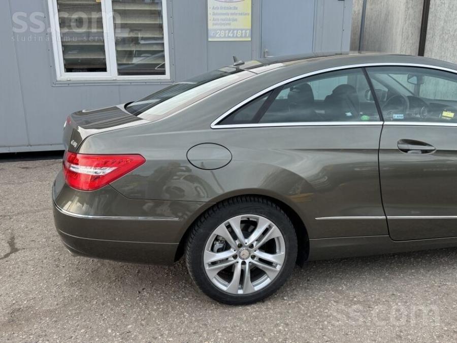 Green Mercedes-Benz E 350 2009 in Daugavpils, with an engine capacity of 3.00 L and mileage of 134 thousand km for 13500 €, photo 4 on AUTOMOTO.COM.LV