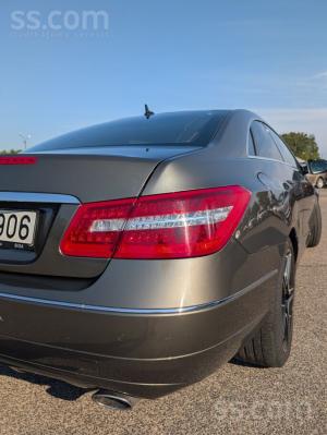 Green Mercedes-Benz E 350 2009 in Riga, with an engine capacity of 3.00 L and mileage of 363 thousand km for 9000 €, photo 4 on AUTOMOTO.COM.LV