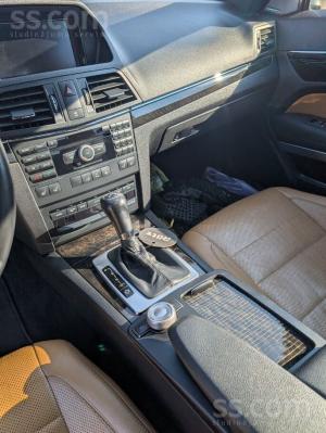 Green Mercedes-Benz E 350 2009 in Riga, with an engine capacity of 3.00 L and mileage of 363 thousand km for 9000 €, photo 8 on AUTOMOTO.COM.LV