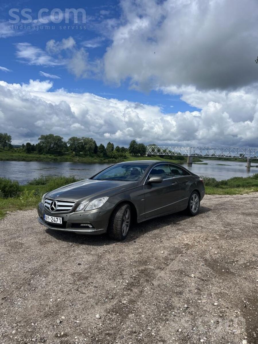 Green Mercedes-Benz E 350 2009 in Daugavpils, with an engine capacity of 3.00 L and mileage of 139 thousand km for 11000 €, photo 1 on AUTOMOTO.COM.LV