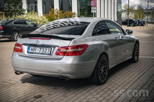 Grey Mercedes-Benz E 350 2009 in Riga, with an engine capacity of 3.50 L and mileage of 228 thousand km for 5990 €, photo 4 on AUTOMOTO.COM.LV