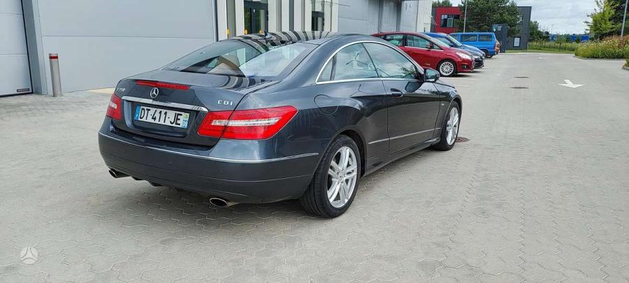 Pelēks Mercedes-Benz E 350 2009 Viļņa, ar dzinēja tilpumu 3.00 L un nobraukumu 390 tūkst. km par 6200 €, foto 6 vietnē AUTOMOTO.COM.LV