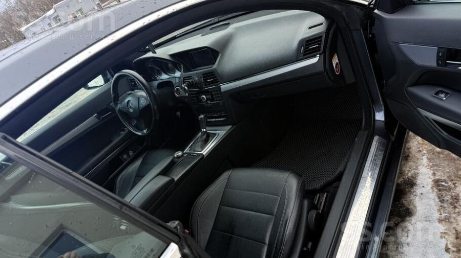 Grey Mercedes-Benz E 350 2009 in Riga, with an engine capacity of 3.00 L and mileage of 380 thousand km for 7800 €, photo 3 on AUTOMOTO.COM.LV